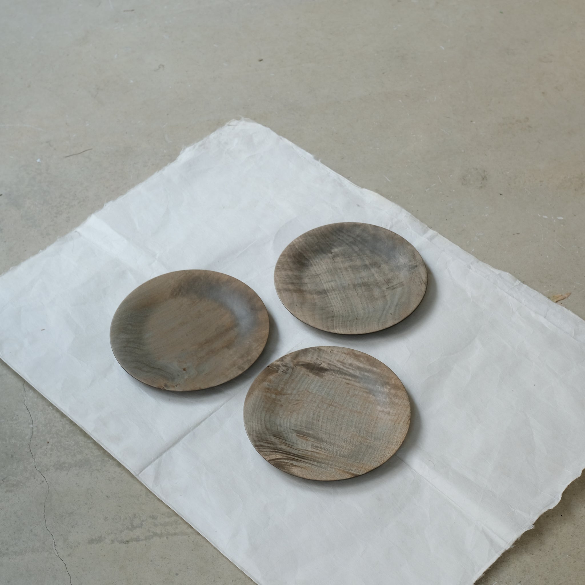 Plate with Japanese maple edges D18cm - gray brown by Yu Uchida ...