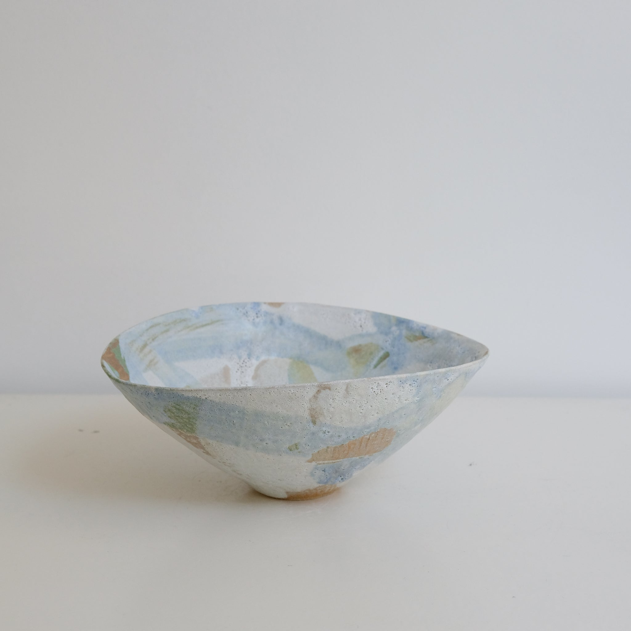 Bowl 04 in stoneware D 21.8cm - White and blue by Motoko Saigo at ...