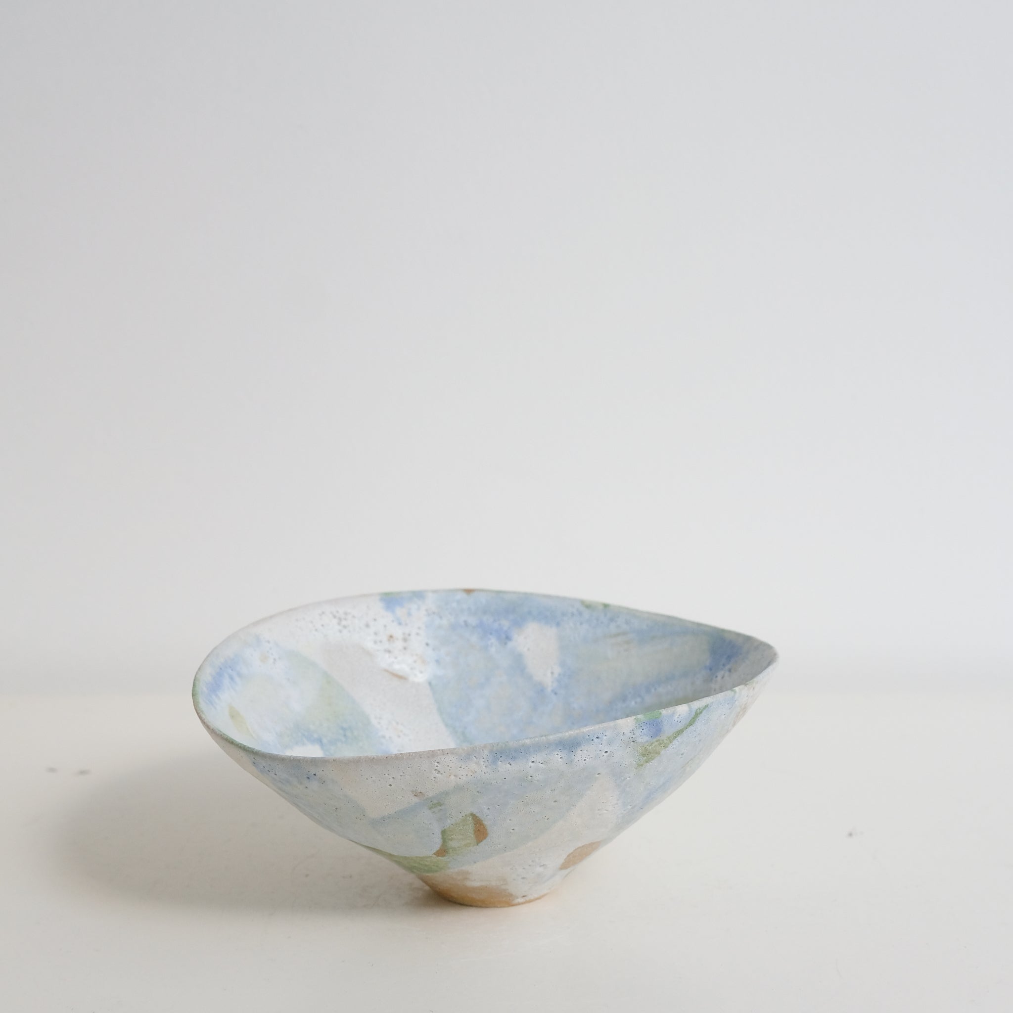Bowl 03 in stoneware D 15cm - White and blue by Motoko Saigo at Brutal ...