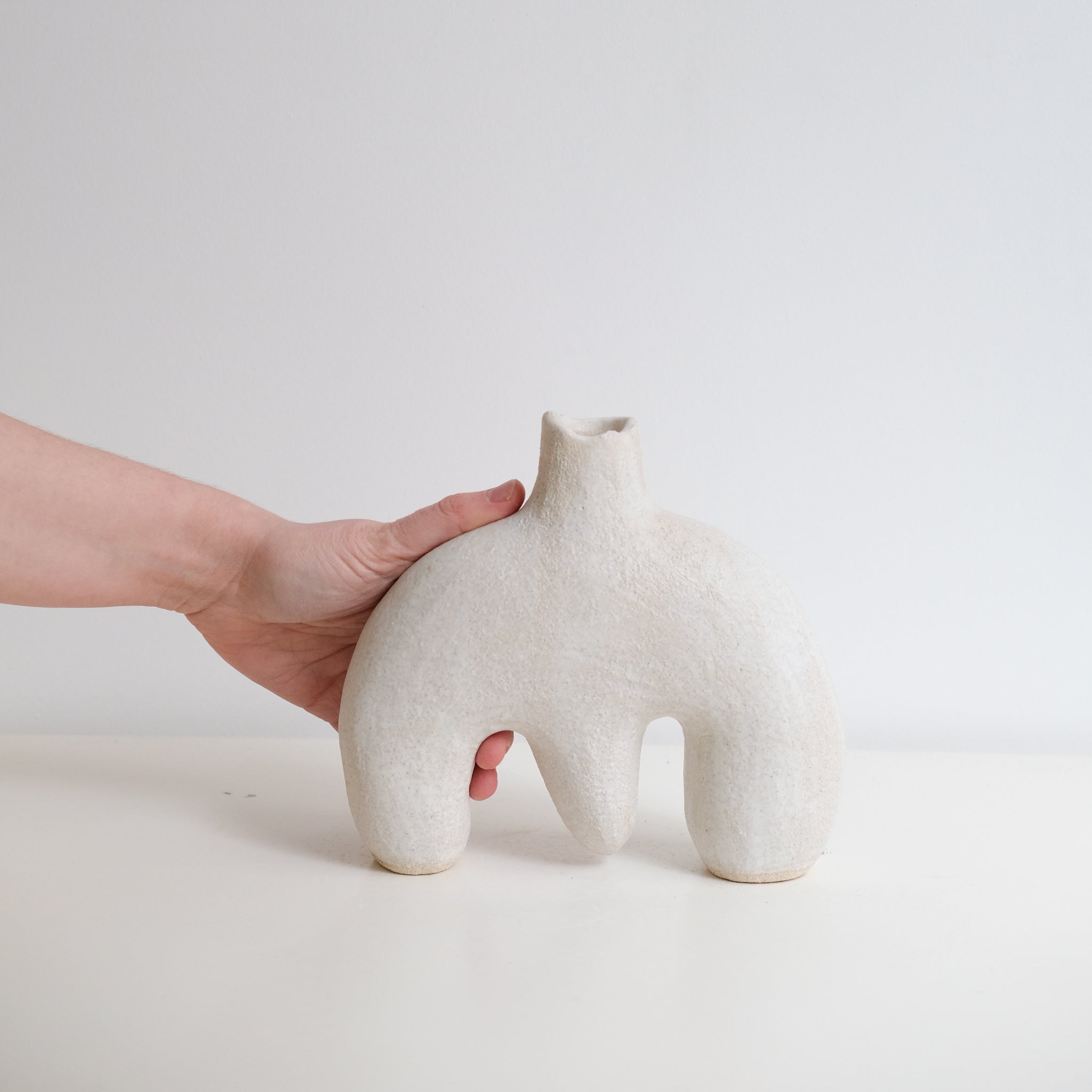 "Wanwan" candlestick sculpture H18cm - Matt white by Noe Kuremoto at ...