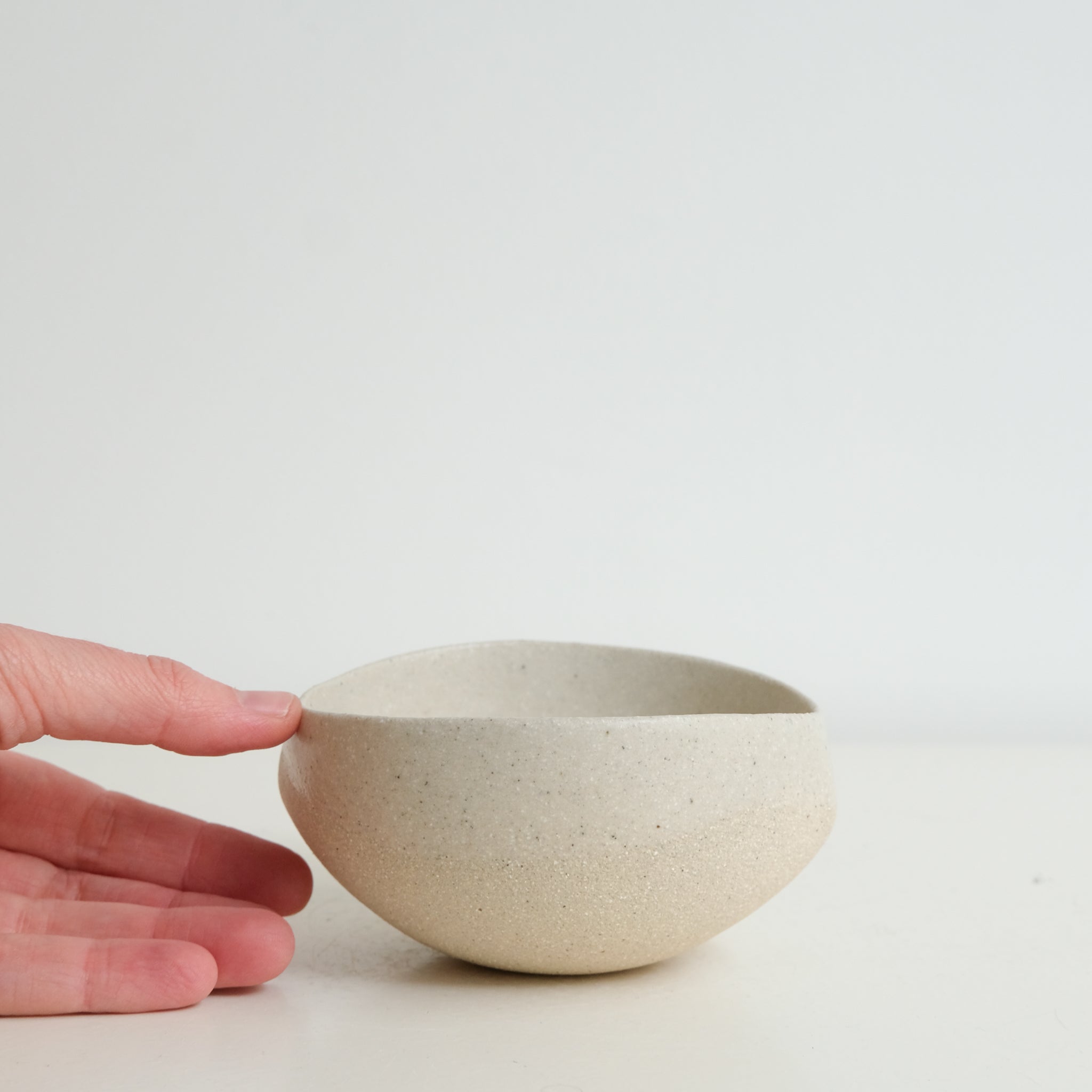 White stoneware "concha" bowl D 9.5cm - beige Diana Barbosa at Brutal ...