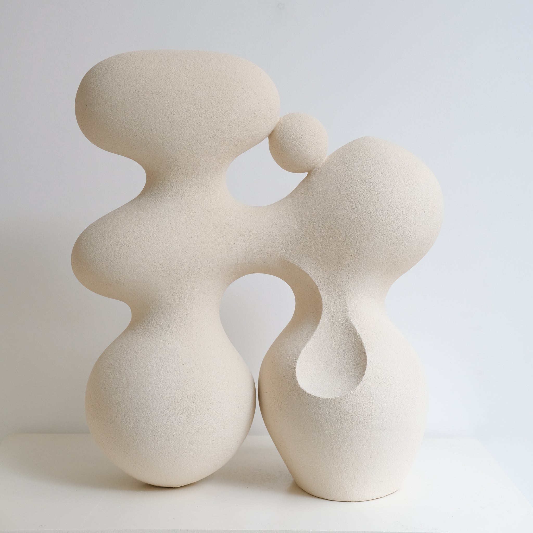 Sculpture "WATER STONE II" beige de Terre Brute chez Brutal Ceramics