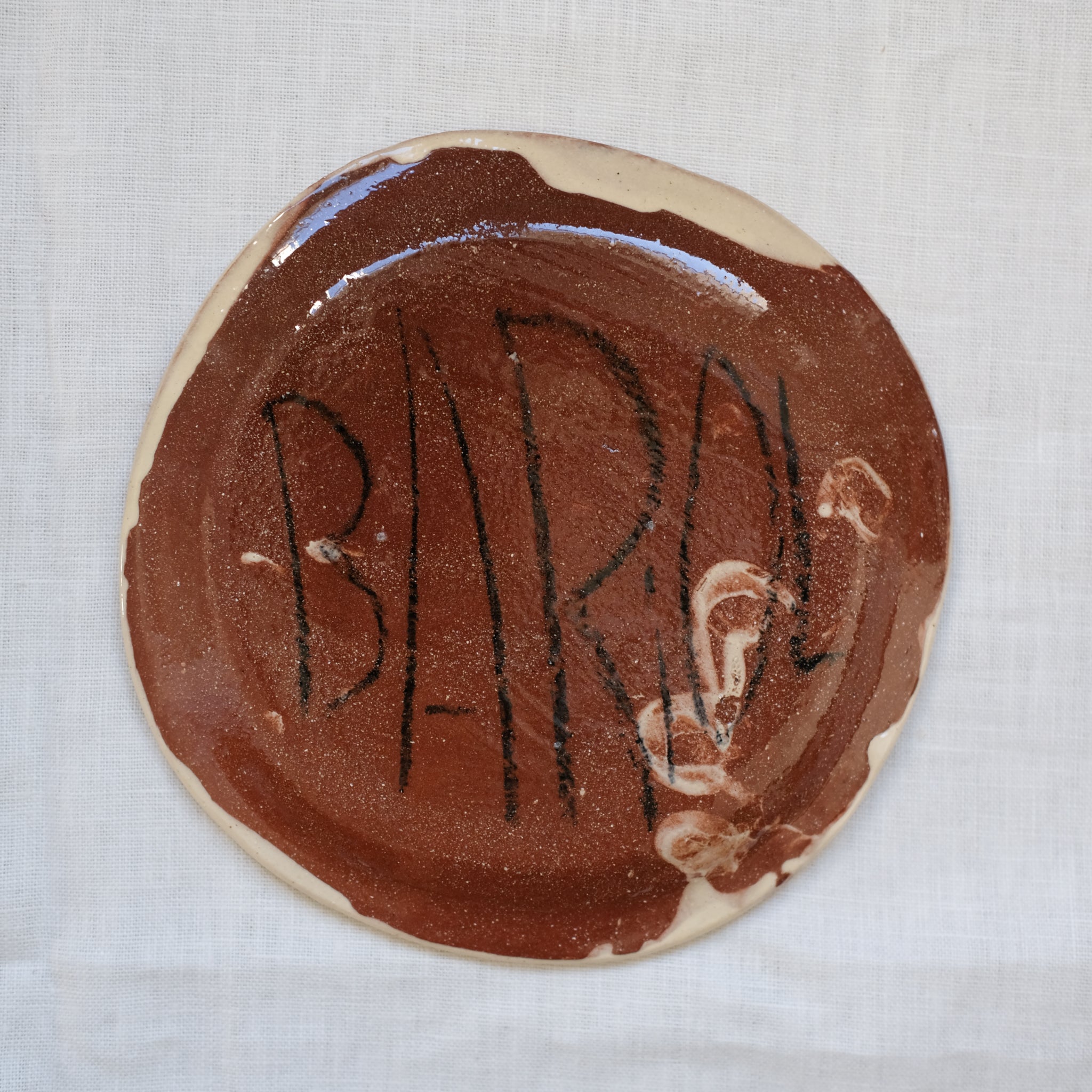 Plate 05 in multicolored glazed clay by Héloïse Bariol – Brutal Ceramics