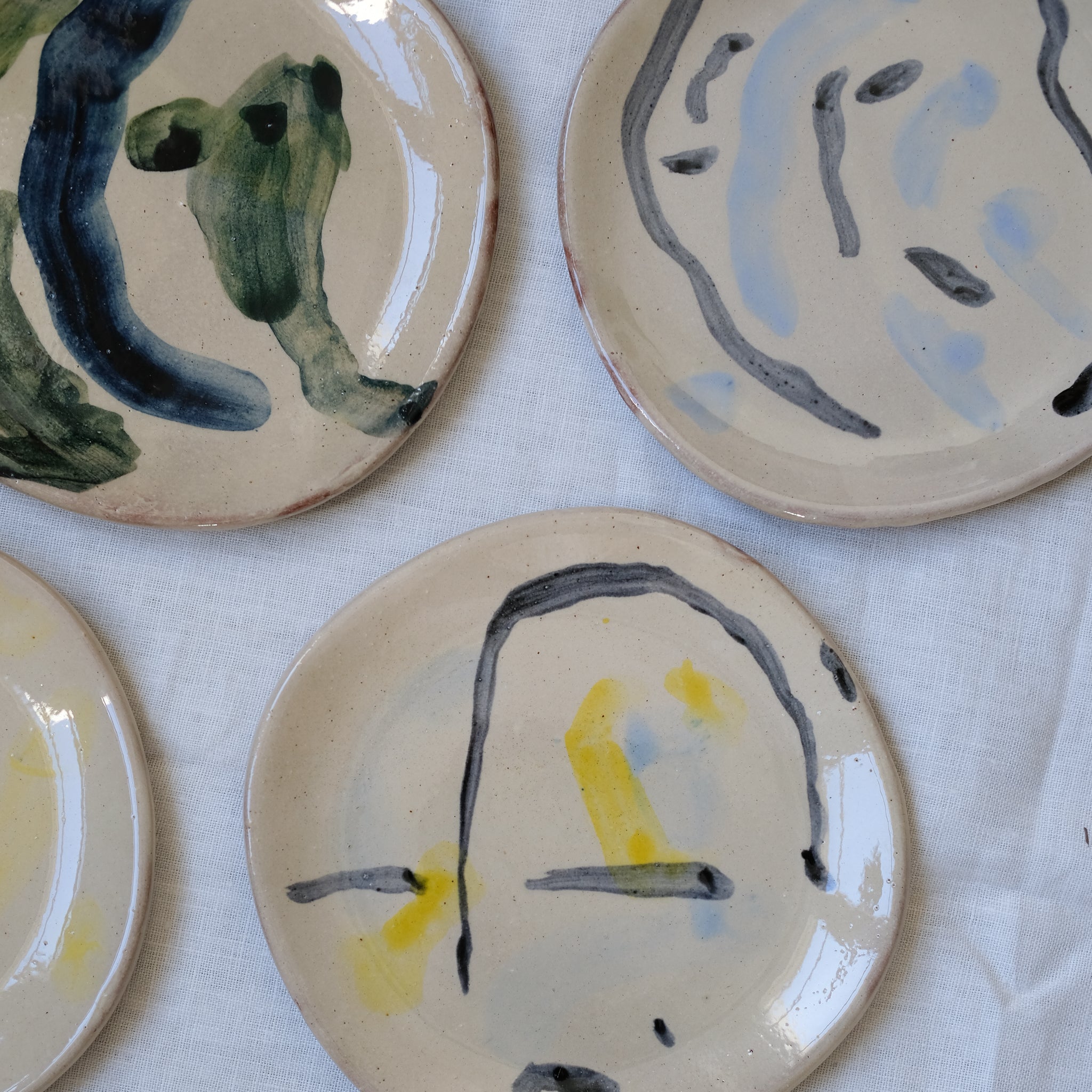 Plate 05 in multicolored glazed clay by Héloïse Bariol – Brutal Ceramics