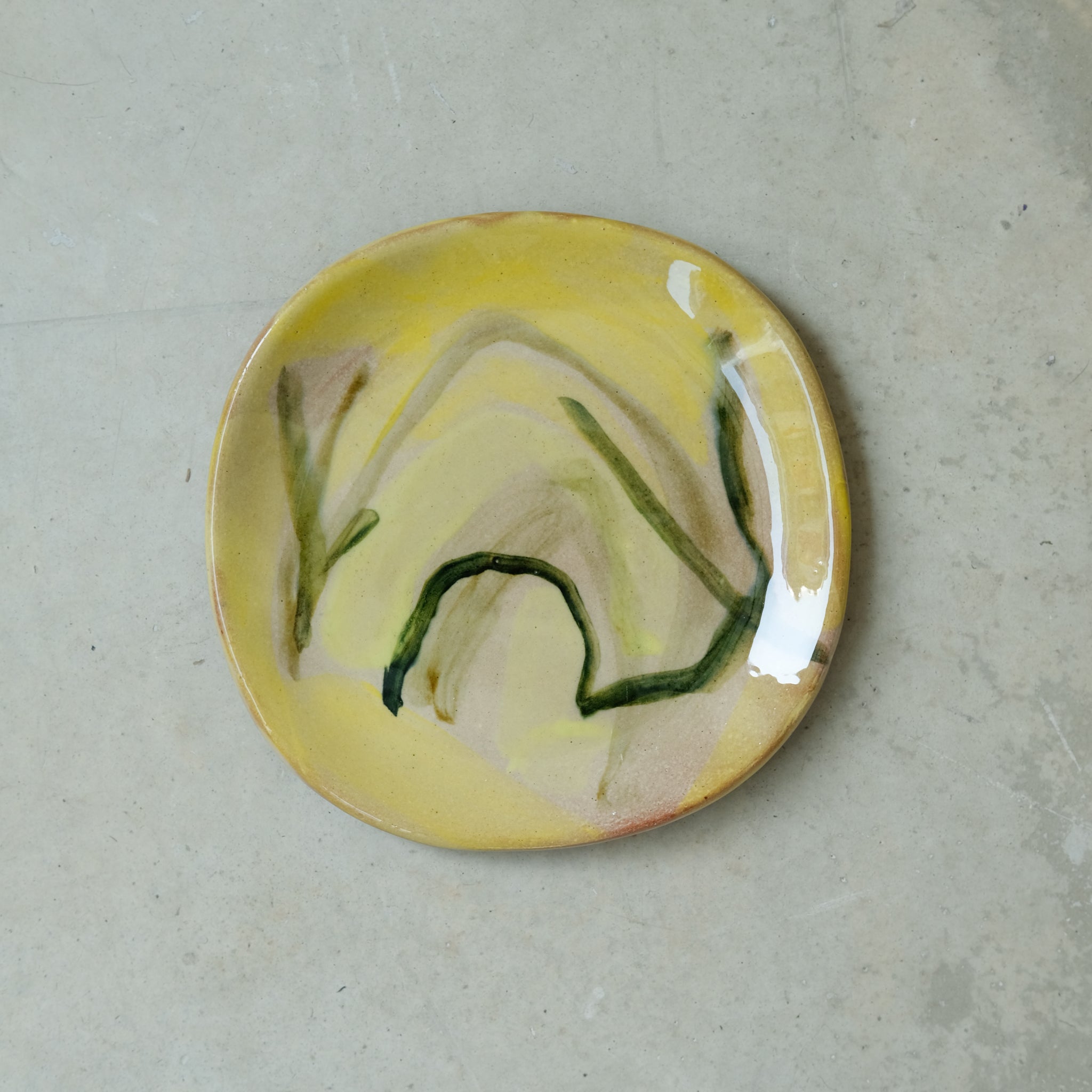 Plate 21 in multicolored red earthenware by Héloïse Bariol – Brutal ...