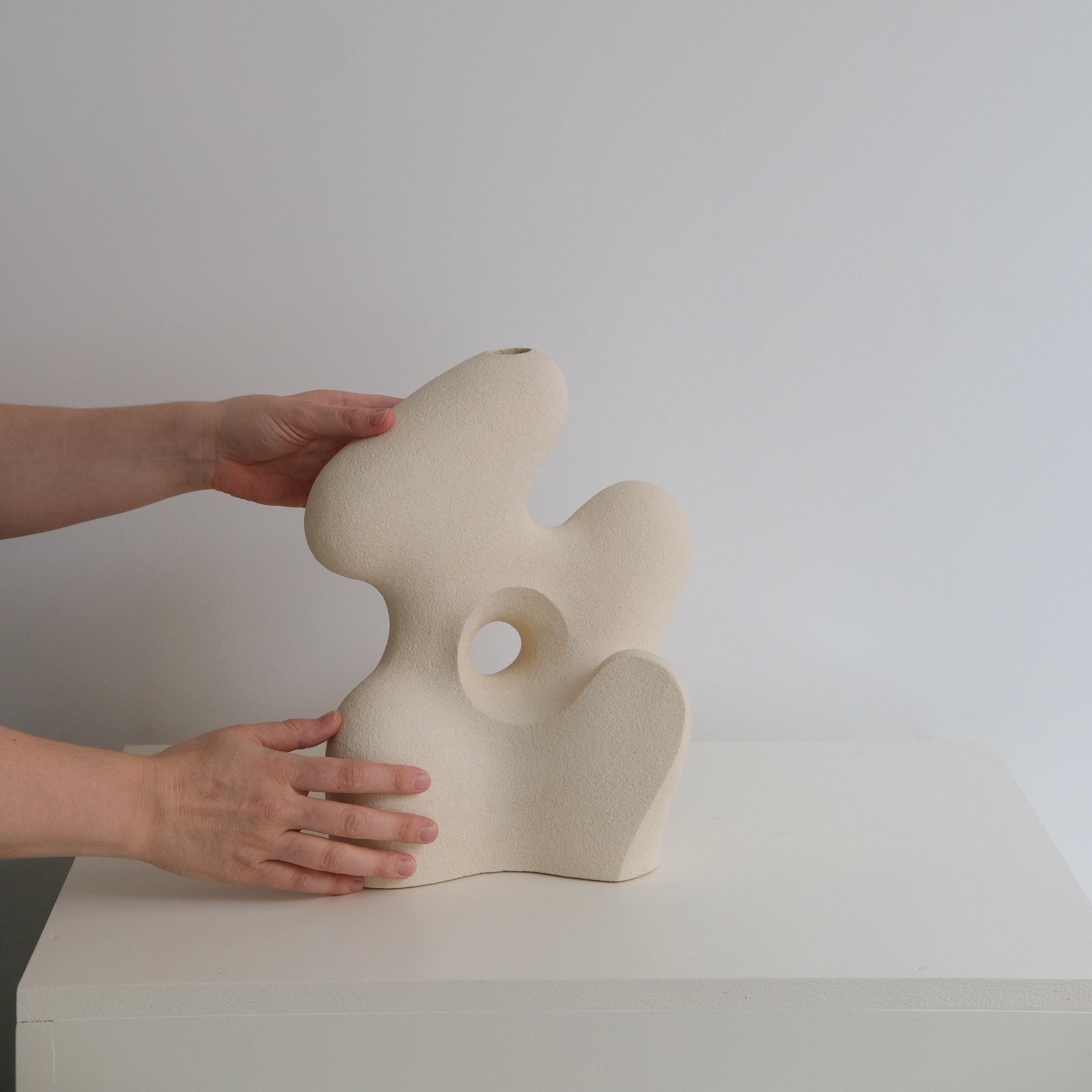 Sculpture "Adder Stone" beige de Terre Brute chez Brutal Ceramics