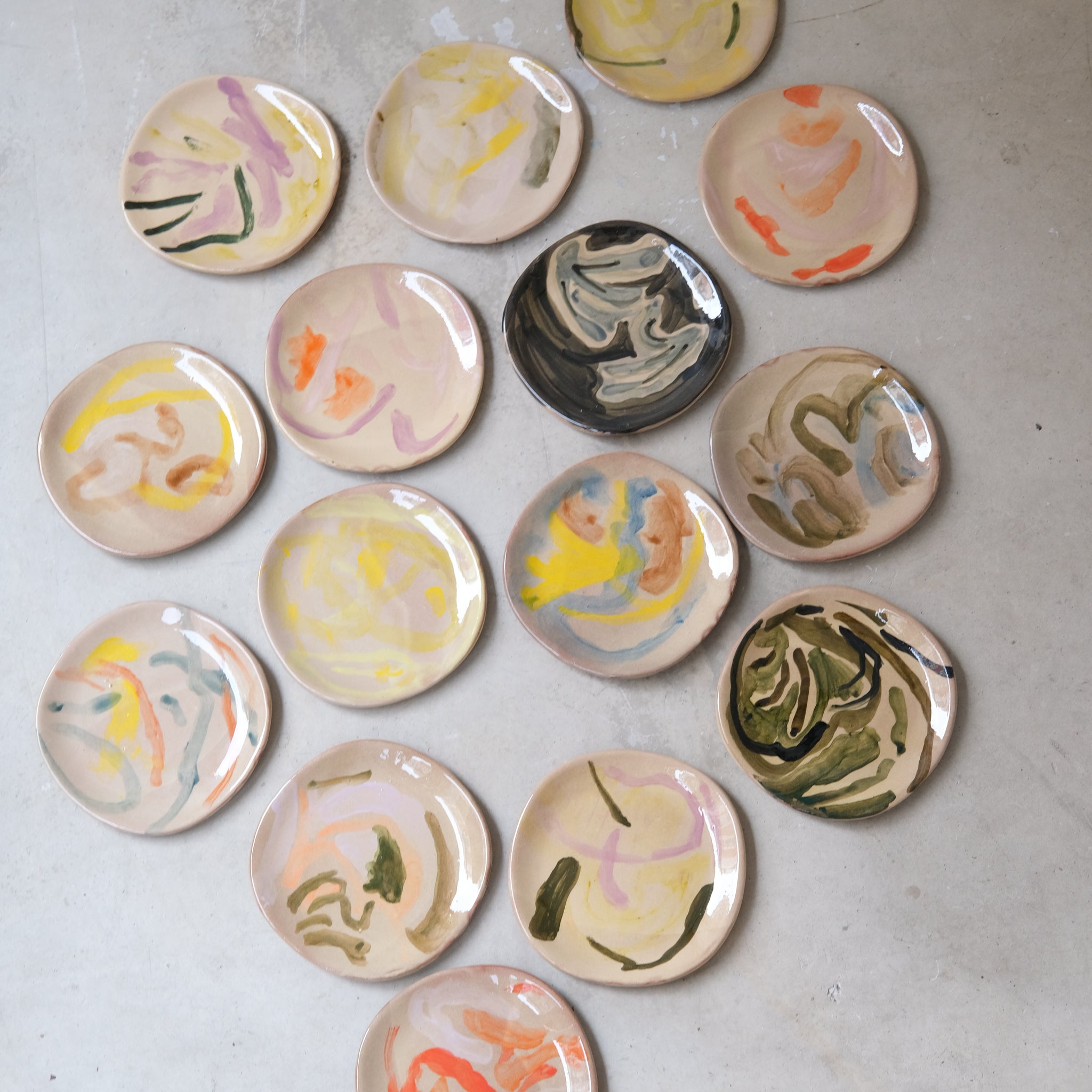 Plate 22 in multicolored red earthenware by Héloïse Bariol at Brutal ...