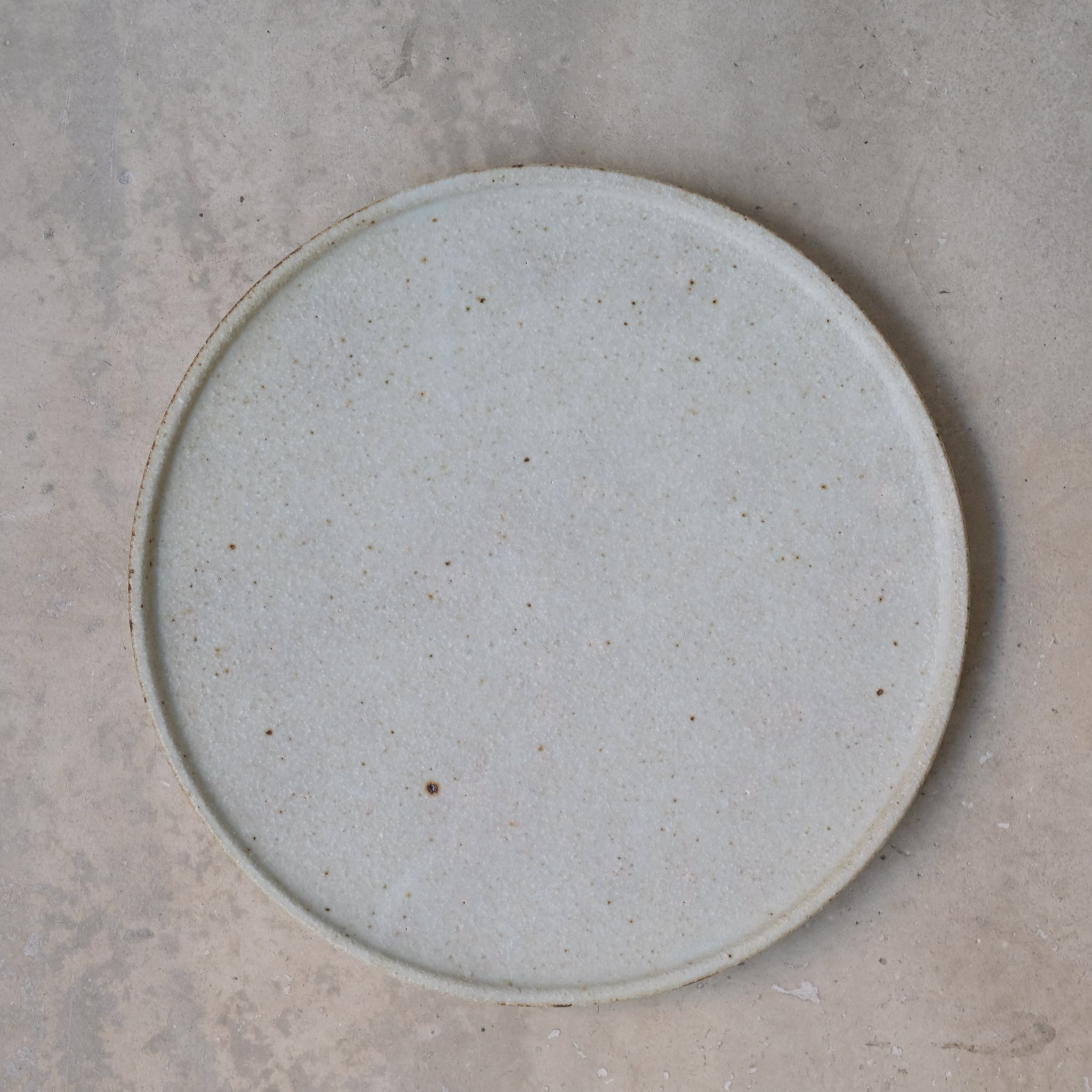 Stoneware plate D 22cm - kohiki white by Yamato Kobayashi at Brutal ...