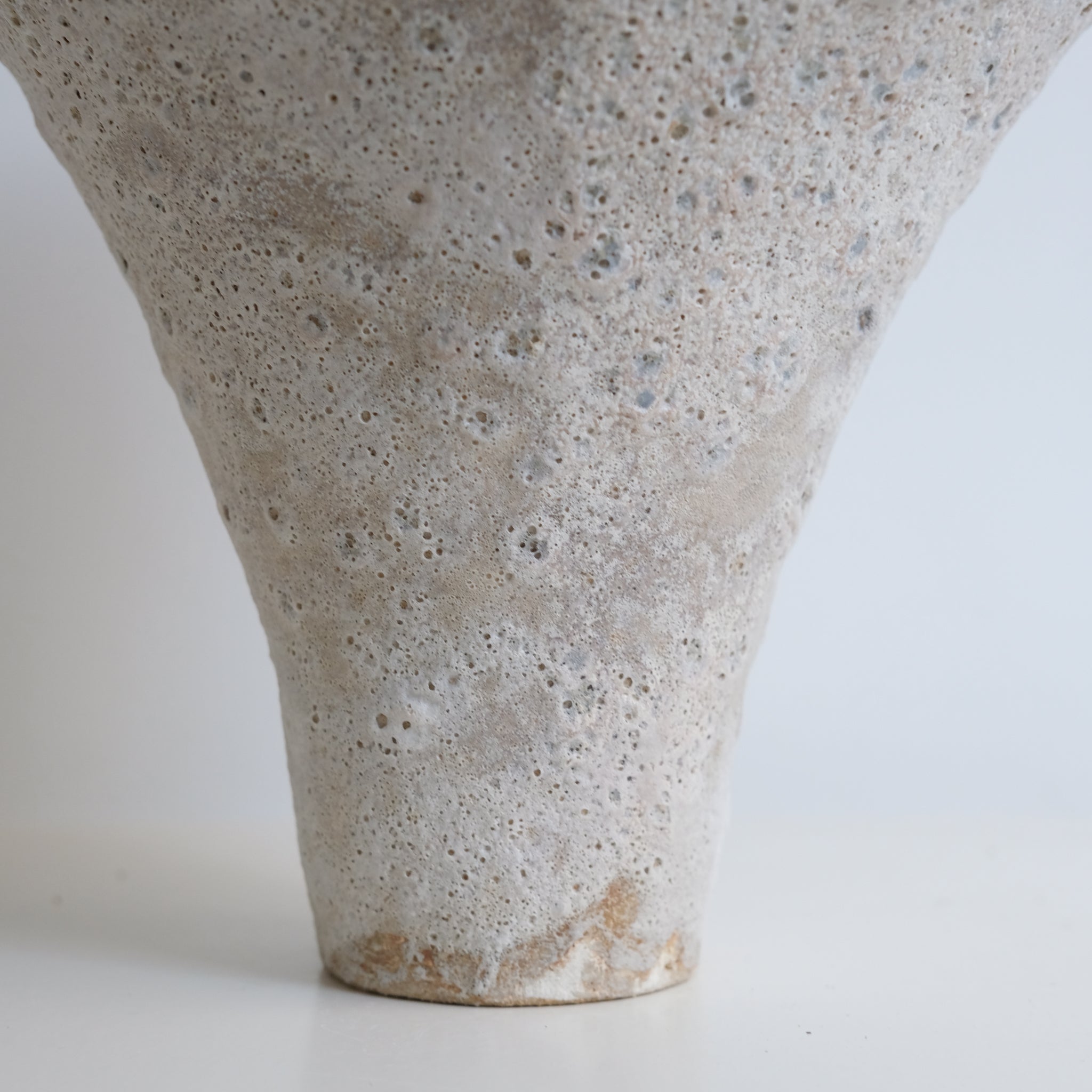 Sandstone vase H28cm - Textured white by Mathilde Martin at Brutal ...