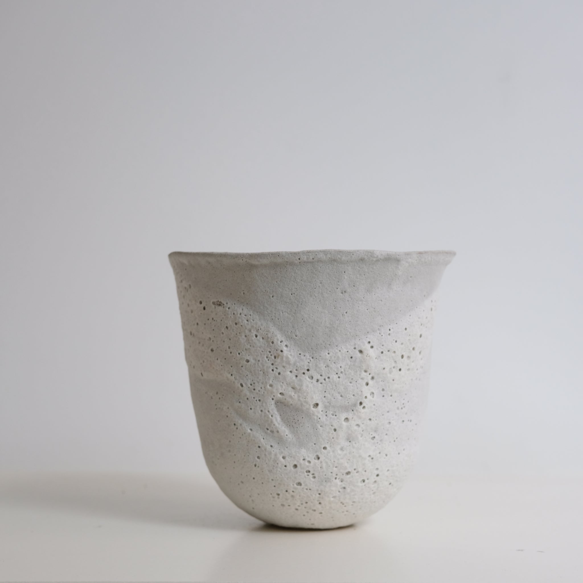 Vase en grès H15,5cm - Blanc texturé de Mathilde Martin chez Brutal ...