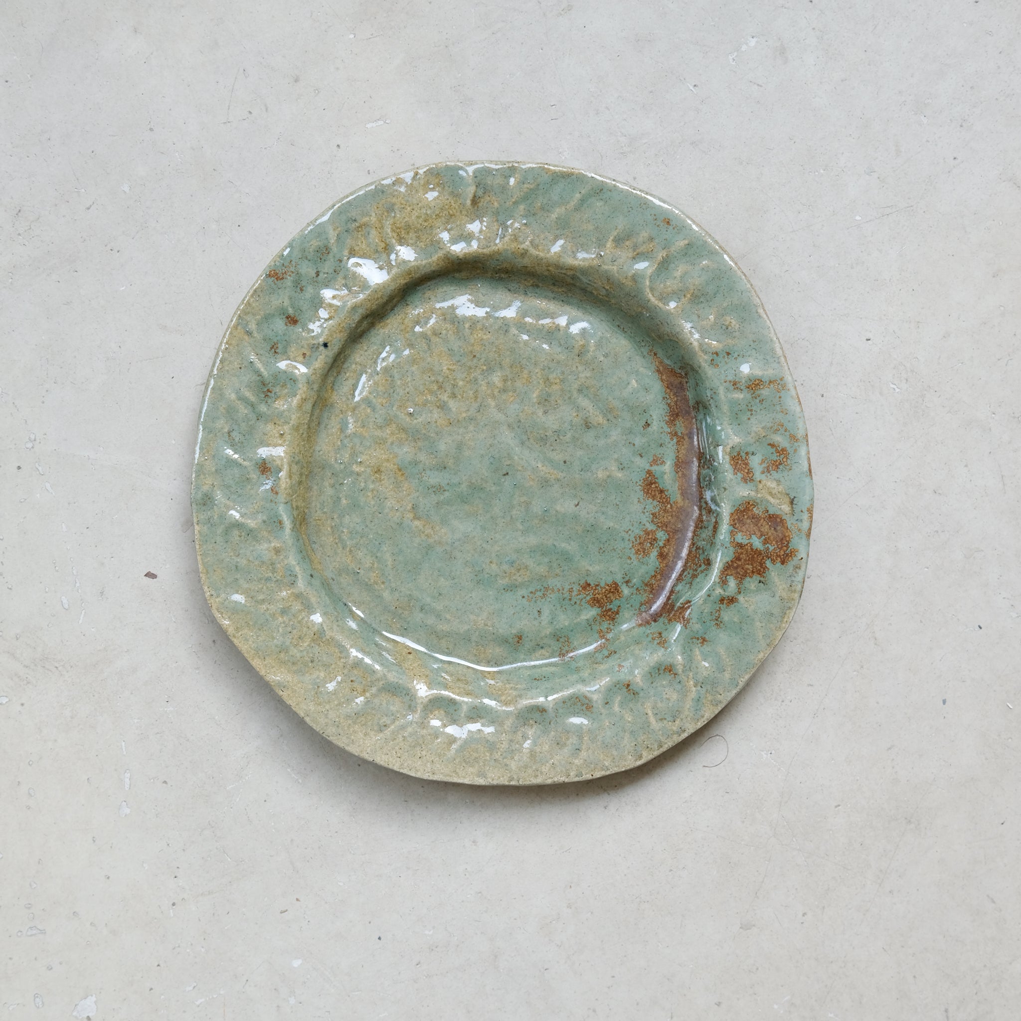 White stoneware plate D21cm - satin green by Estudio Vernis – Brutal ...