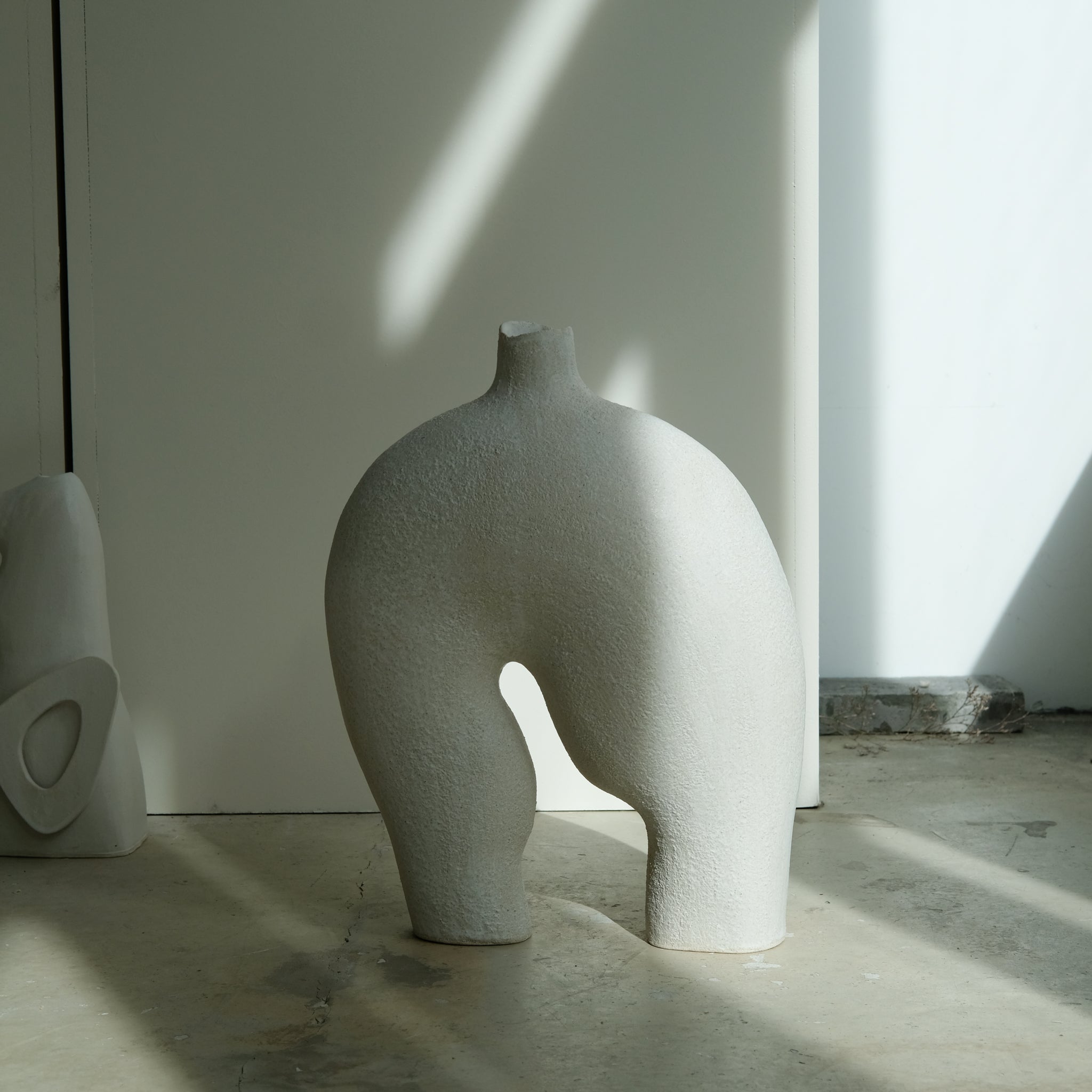 Sculpture "Dogu" H42cm - Matte beige by Noe Kuremoto at Brutal – Brutal ...