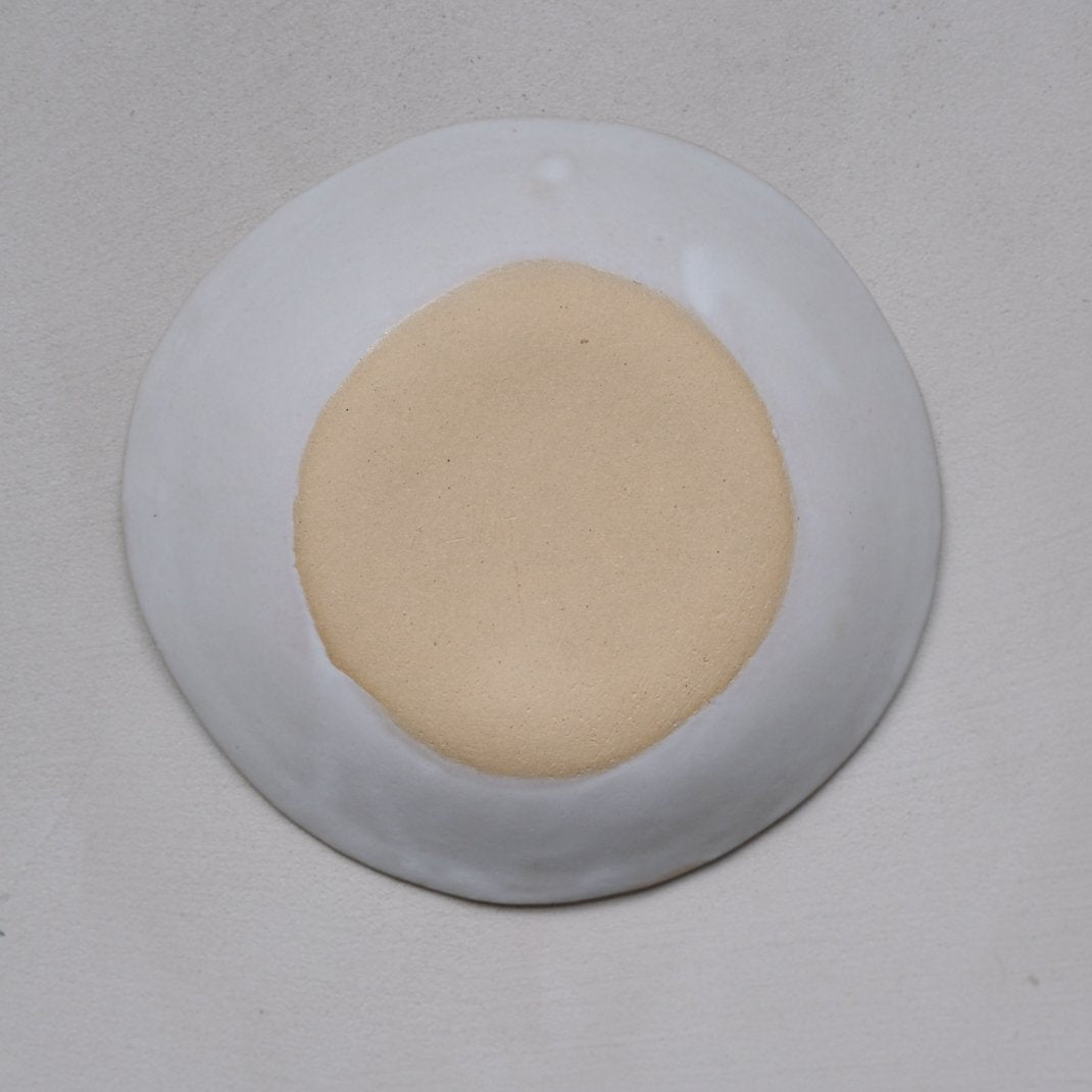 Assiette creuse en grès de Mathilde Martin chez Brutal Ceramics