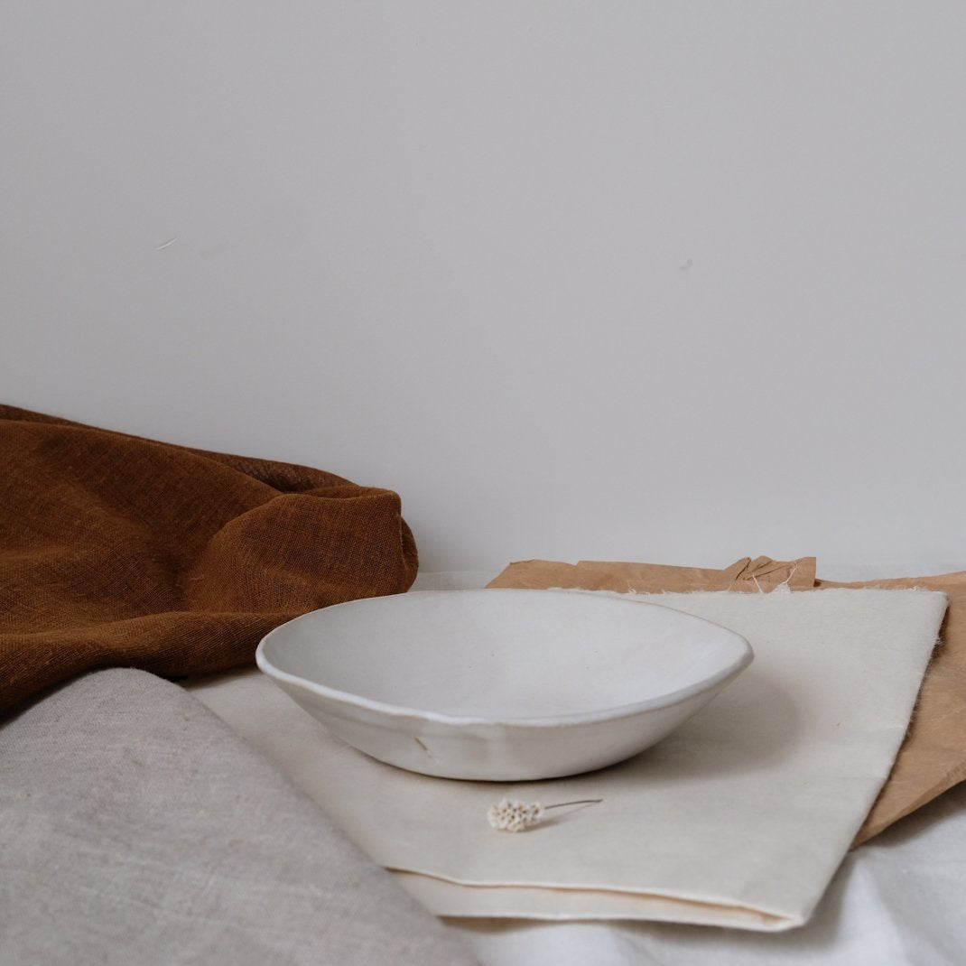 Assiette creuse en grès de Mathilde Martin chez Brutal Ceramics