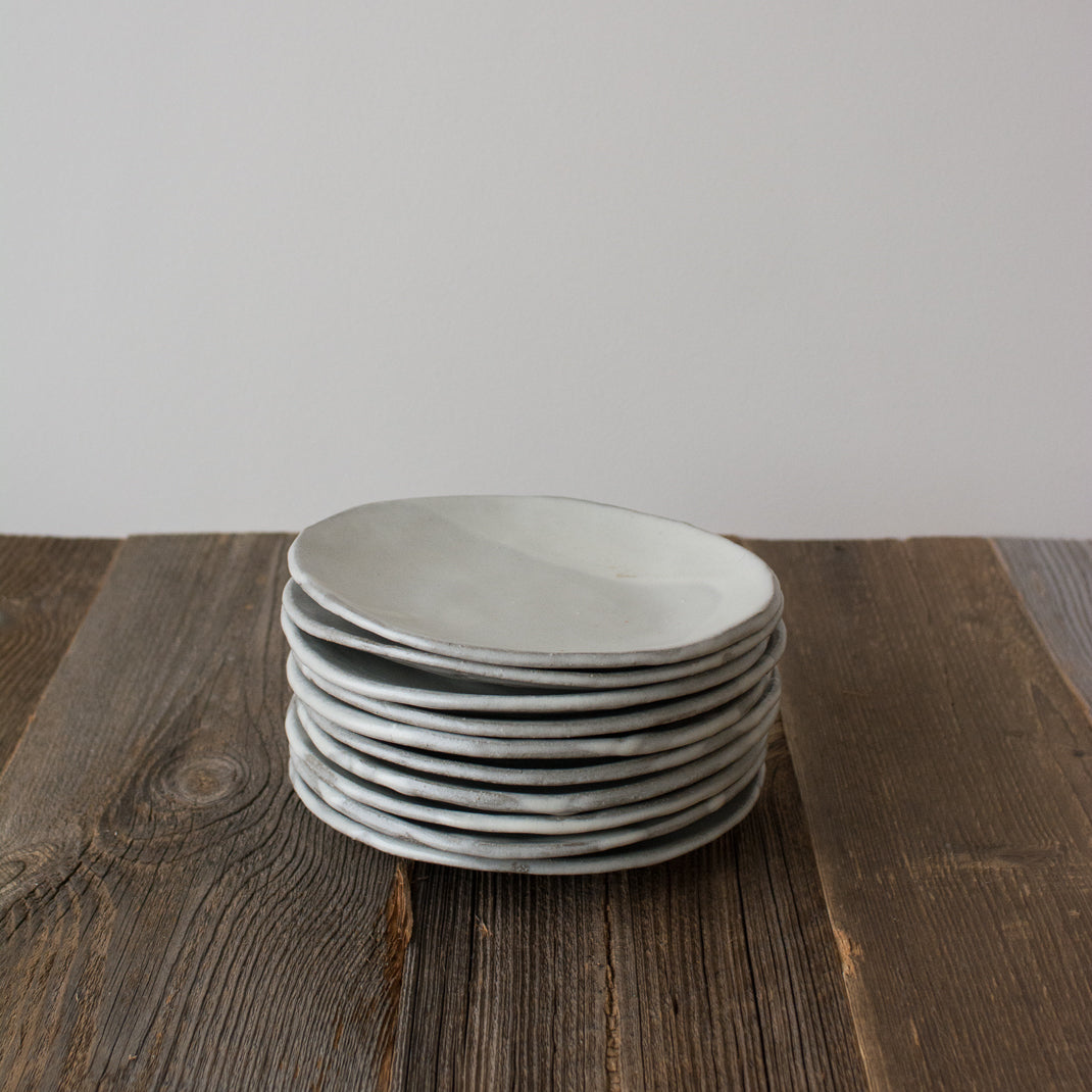 Assiette à dessert/entrée en grès de Mathilde Martin chez Brutal ...